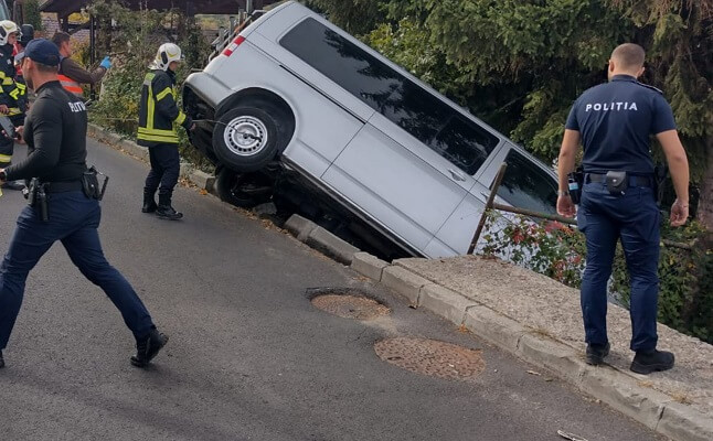 O femeie a murit într-un accident stupid, lovită de un autovehicul parcat care a luat-o la vale